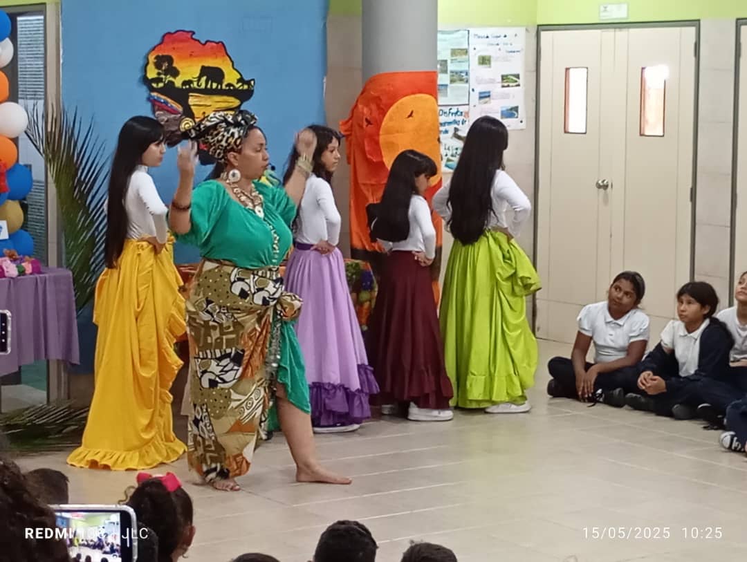 TRAJINANDO... El poema "ME GRITARON NEGRA" - Info Tuy