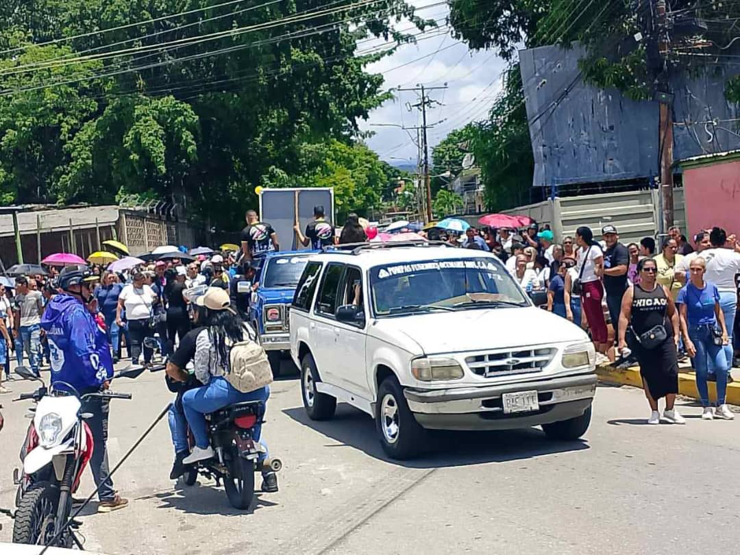 Cientos de personas salieron a las calles a darle el último adiós a Julio César Marcano | Info Tuy